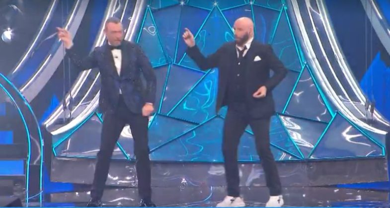 John Travolta torna al Festival di Sanremo 2024 tra applausi e balli ...